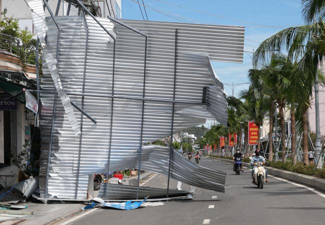Typhoon Kalmaegi rampages across Vietnam as the Philippines prepares ...